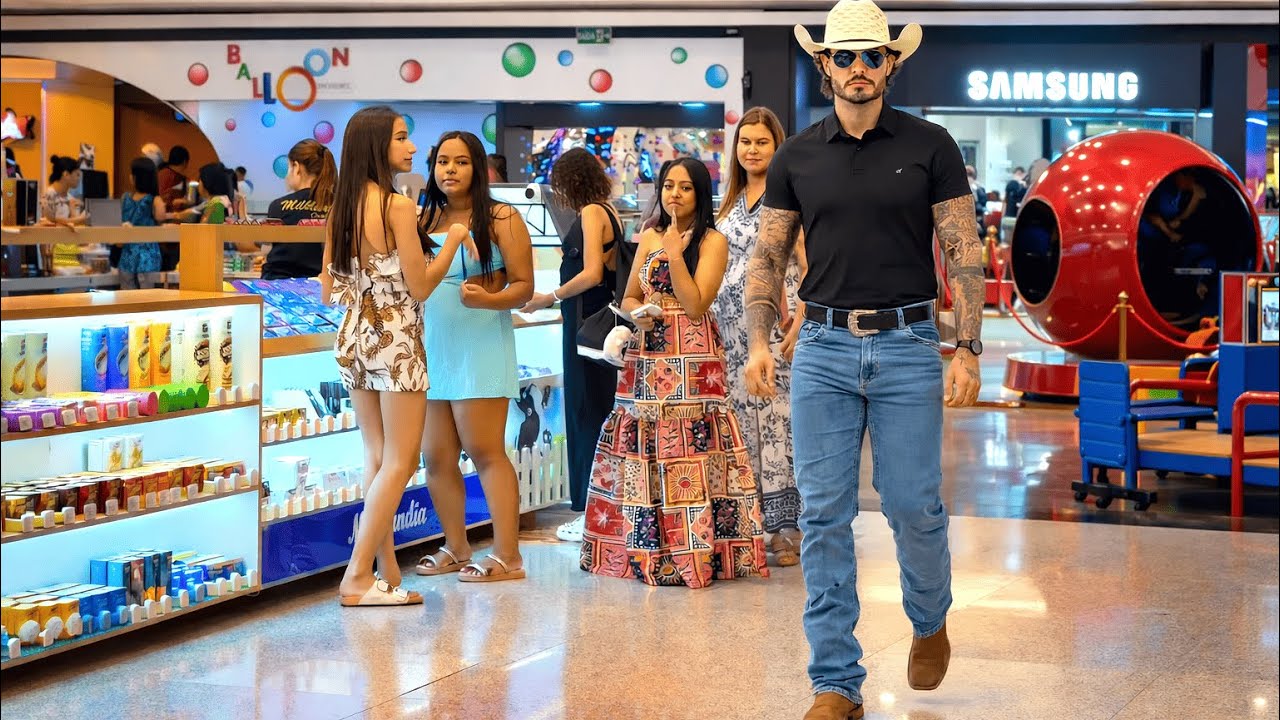 🔥 A Charismatic Cowboy Turning Heads with His Style and Walk! #streetstyle #walking