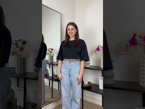 HOW TO TUCK-IN A T-SHIRT 🤯👚 What do you think? SAVE FOR LATER & follow for daily #fashionhacks