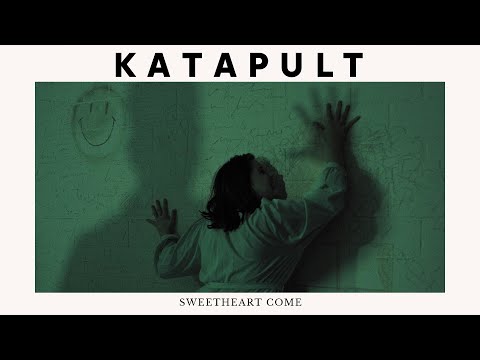 Katapult lança videoclipe de "Sweetheart Come" sobre cartas de Emma Hauck