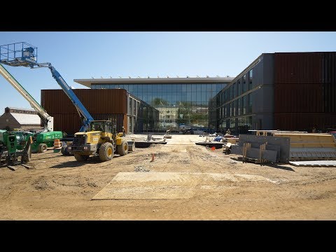 Students and Faculty Tour the Science Center