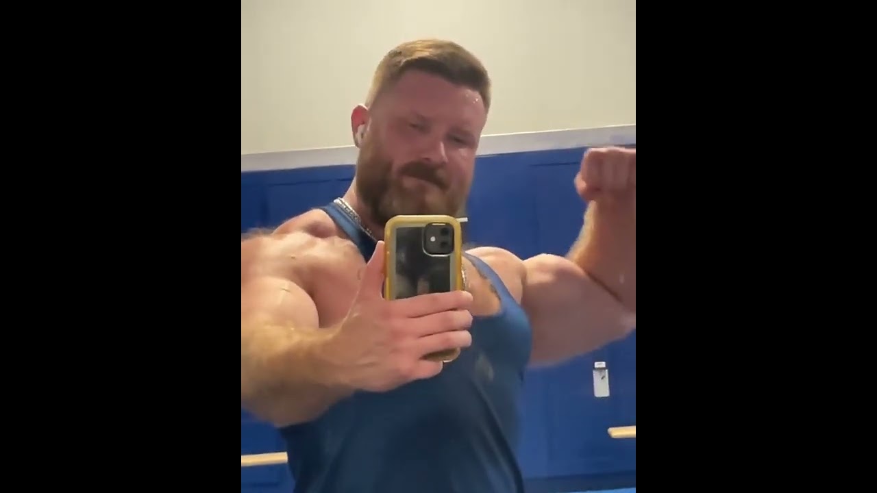 Muscle bear bicep flex