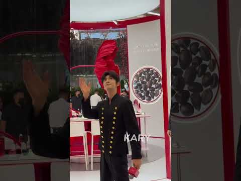 160625 Chen Zheyuan was greeting fans after arriving at SHISEIDO Brand Event. #ChenZheyuan #陈哲远