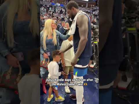Randle with his family after Game 3 π
