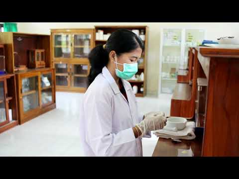 Melayani permintaan resep dan OTC
