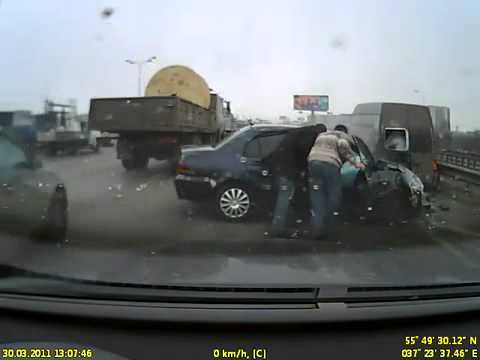 Car crashes into another stalled car after trying to pass on the shoulder lane in Moscow