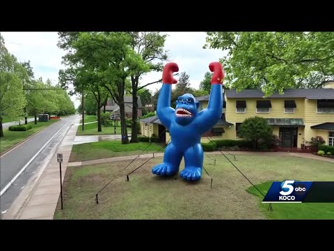 Neighborhood has fun way to show support for Oklahoma City Memorial Marathon runners