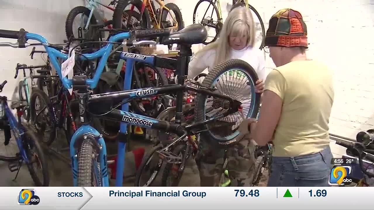 Cedar Rapids bike shop turns into Santa's workshop to fix bikes to give to kids