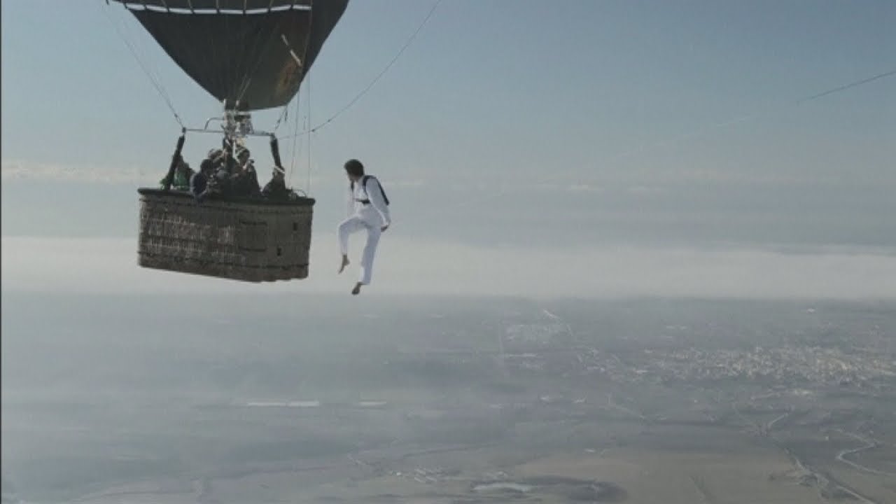Video: Tightrope walkers attempt to cross between two hot air balloons ...