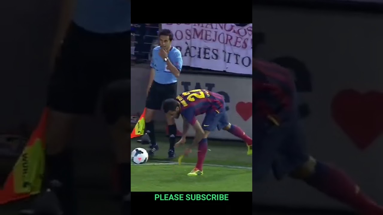 Dani Alves reaction to a racist fan throwing banana at him 🤯🥶😱 #shorts #football #viral #trending