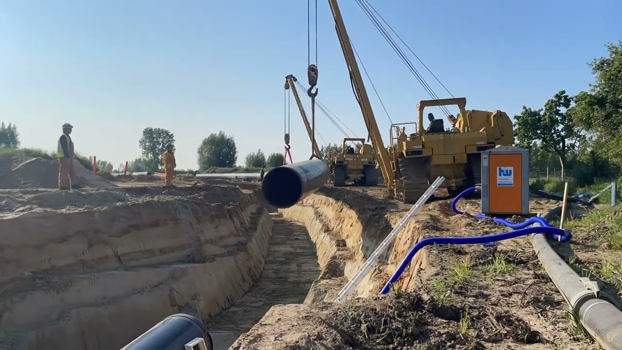 Laying pipe with sideboom