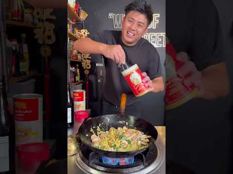CHICKEN AND SHRIMP NOODLE STIR FRY IN 2MINS #shorts #wok #yumyum #takeout