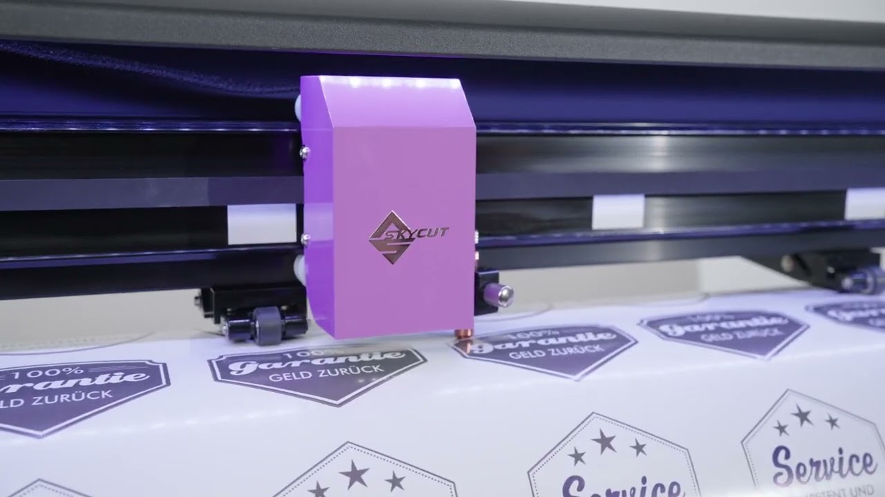 SKYCUT V48 cutting plotter cut the white large format material.