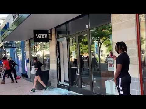 People Stealing stuff from vandalized shop|Minneapolis Riots| George Floyd Death | protest|
