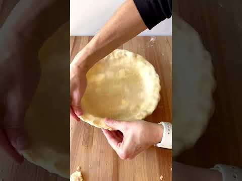 The PERFECT Fluted Edge Pie Crust Tutorial #shorts