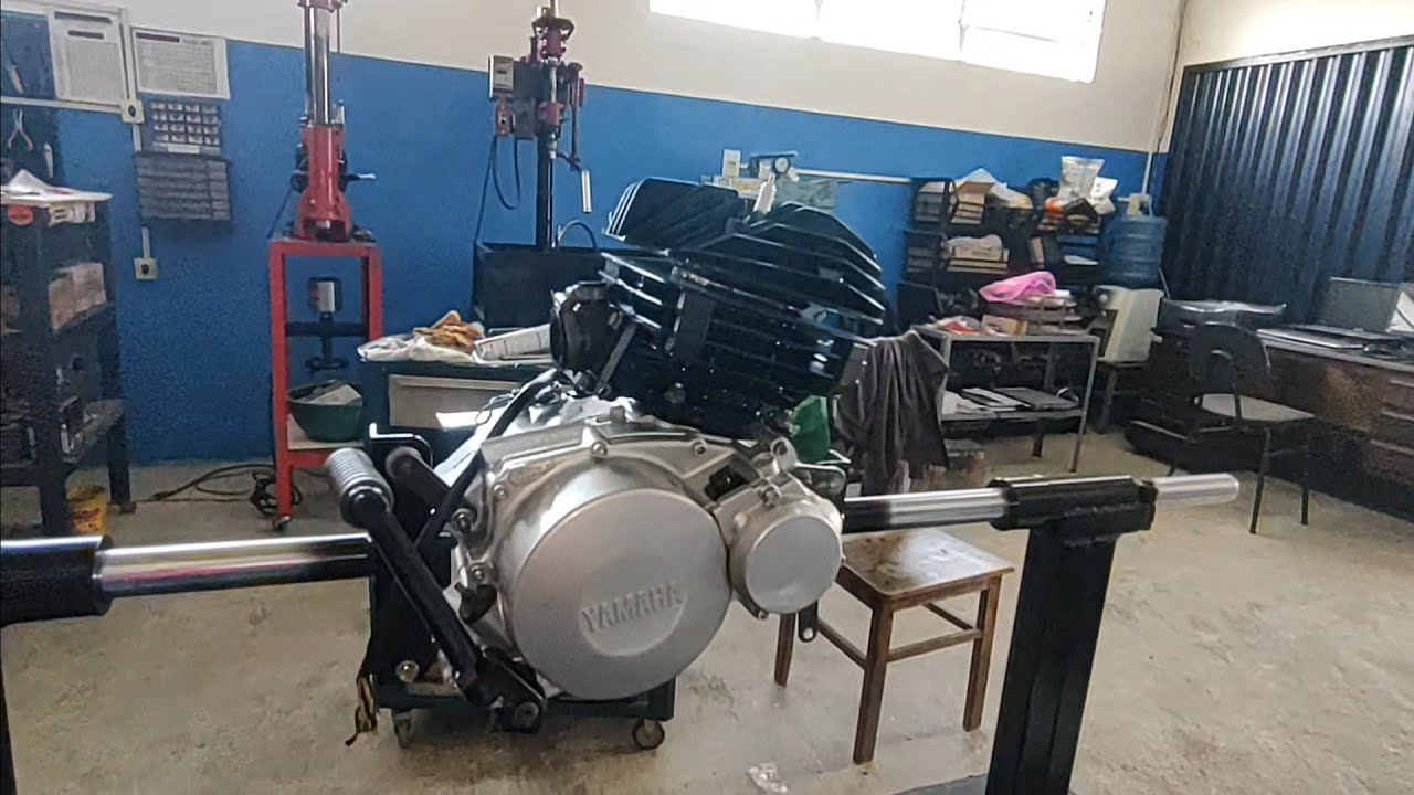 Complete and detailed assembly of the Yamaha DT 180 engine.