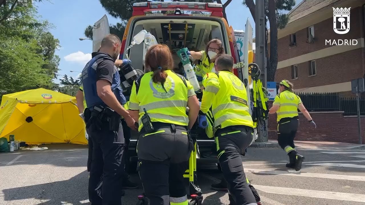 Atropellada muy grave una joven arrollada por un coche cuando cruzaba la calle en Madrid