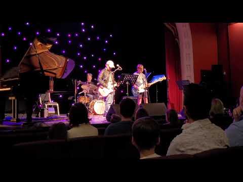 Gig at the Astor Theatre, Deal!