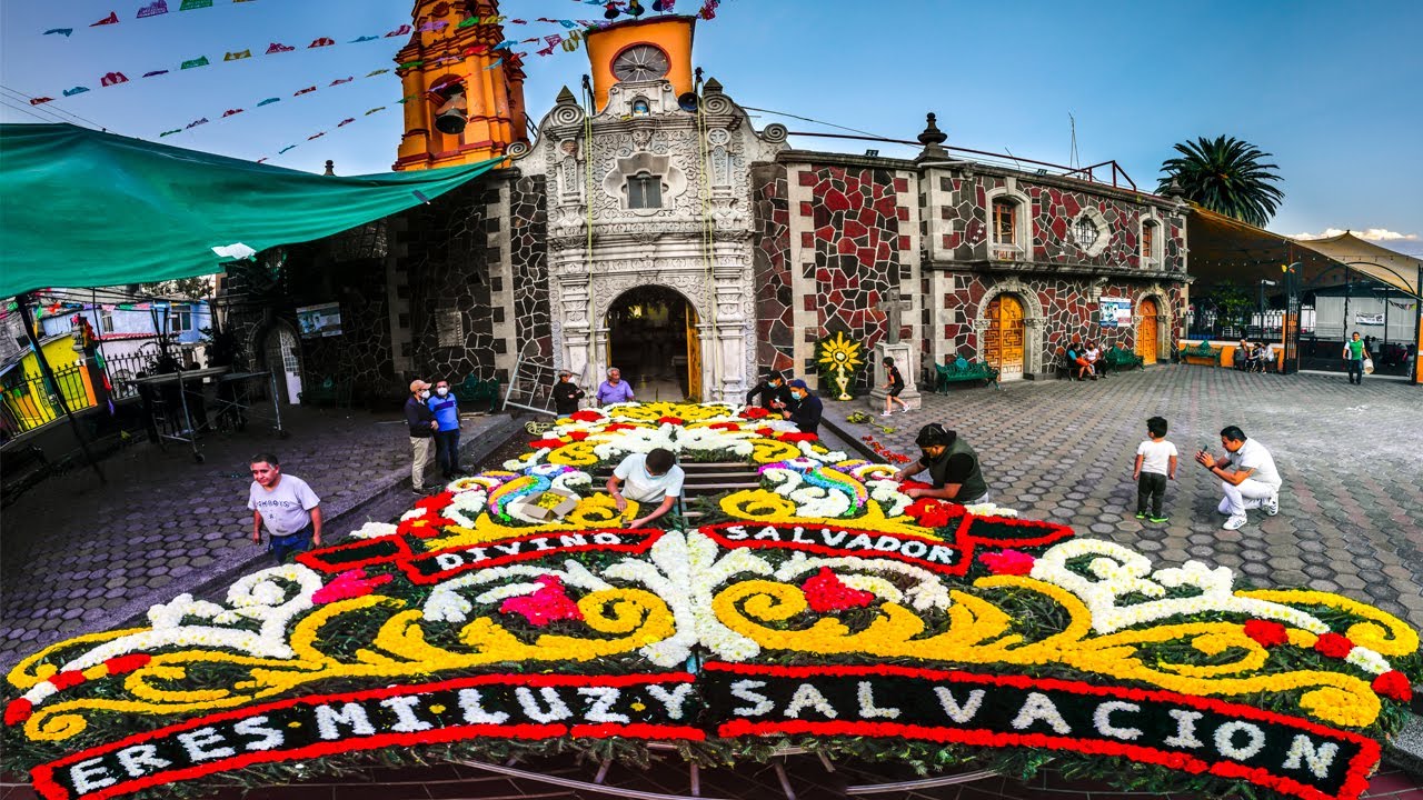 La tradicional portada de flor natural de San Juanico Nextipac,  - Iztapalapa Documental