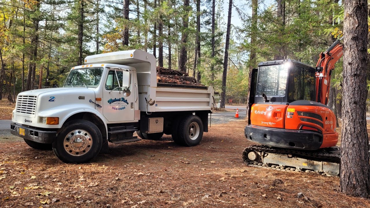 Loading logs 2020 old footage with the Kubota Kx-040