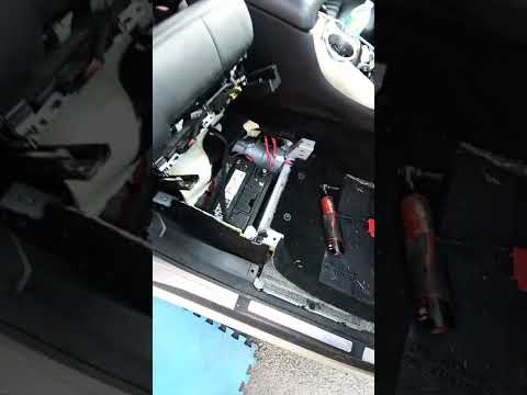 changing the battery on 2008 r350 4 matic and secret outlet under glove box