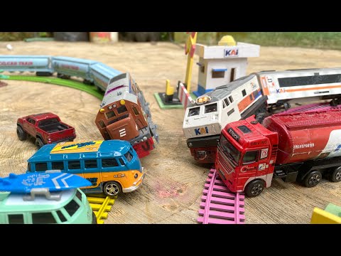 Drama Kereta Api Panjang CC203,CC205 Perumka Melewati Palang Pintu Lalu Tabrakan - Mainan Kereta Api