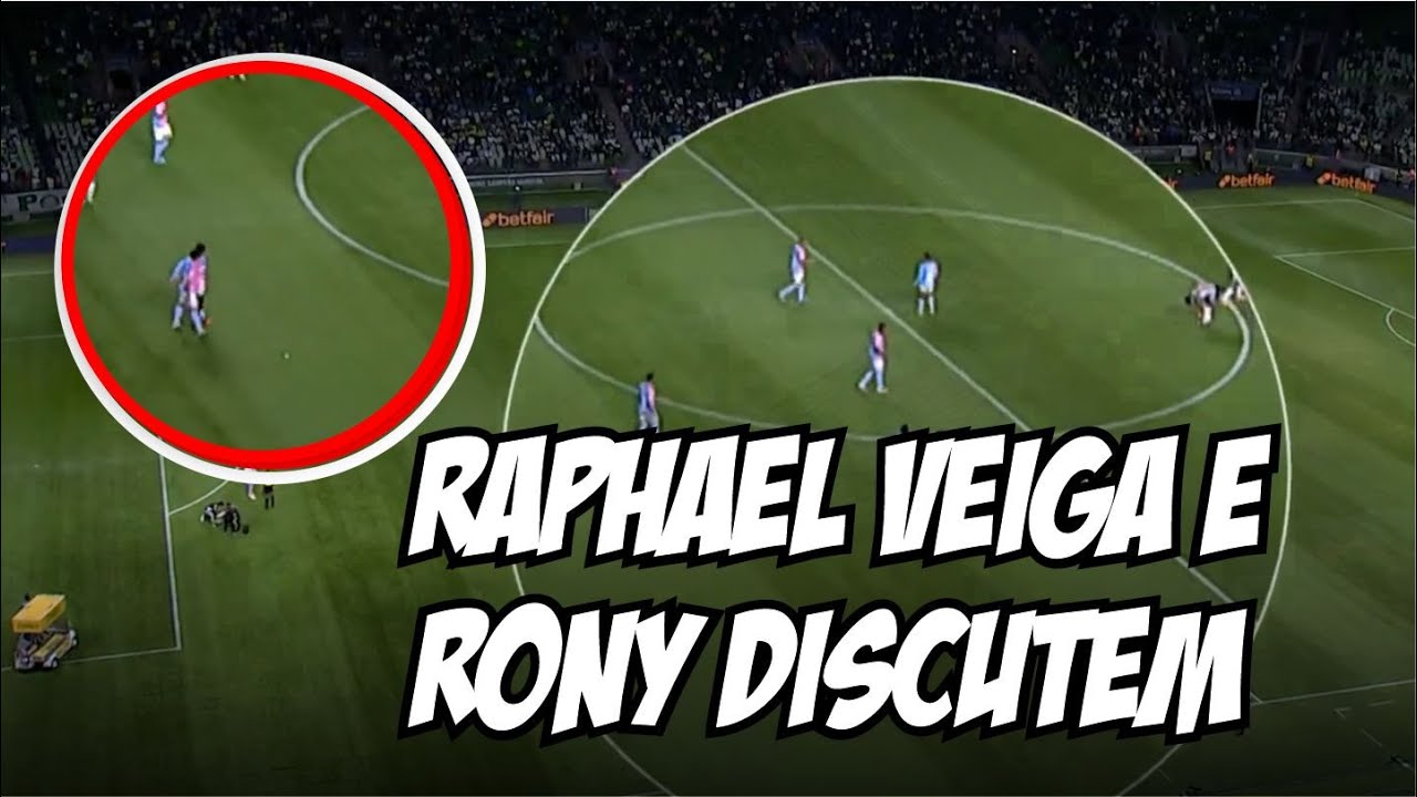 Raphael Veiga e Rony discutem em jogo do Palmeiras contra o Atlético-MG