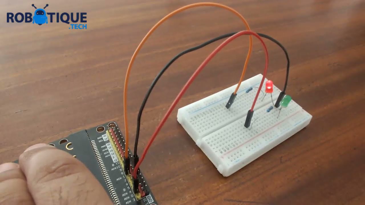 Control the lighting of two LEDs using the Micro:bit buttons
