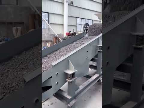 High-capacity crushing and screening of three different sizes of materials.