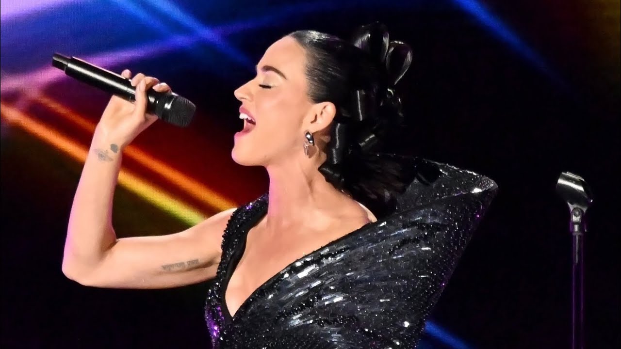 Katy Perry performing “Firework” at the Breakthrough Prize Cerimony.