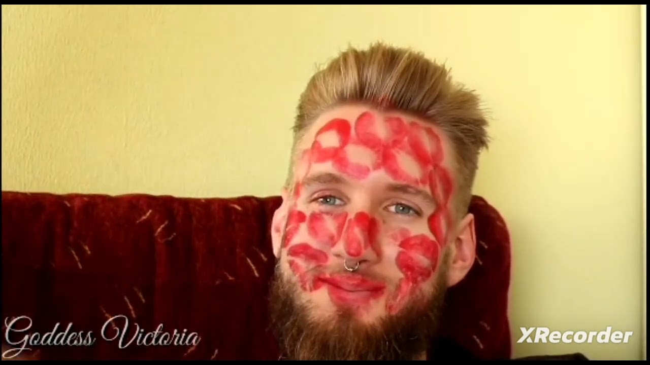 Red lipstick kisses all over bf face #beso #lipstickkisses