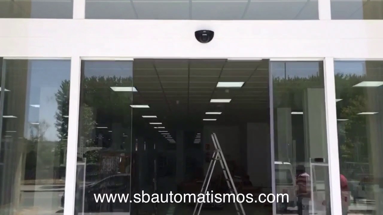 Puerta corredera automática de cristal 2 hojas. Trabajos realizados por SB Automatismos