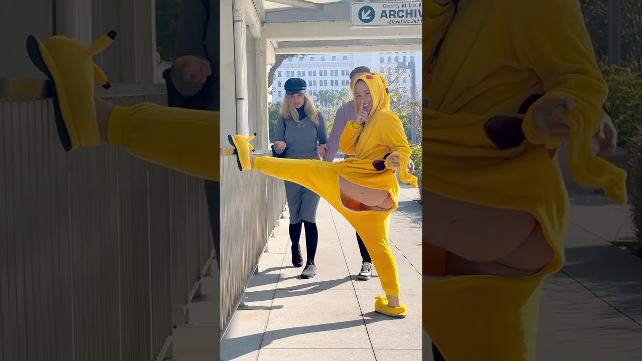 Is the background always MORE INTERESTING than my pranks?🤦🏻‍♀️🤯LA ELVÍRA #shorts