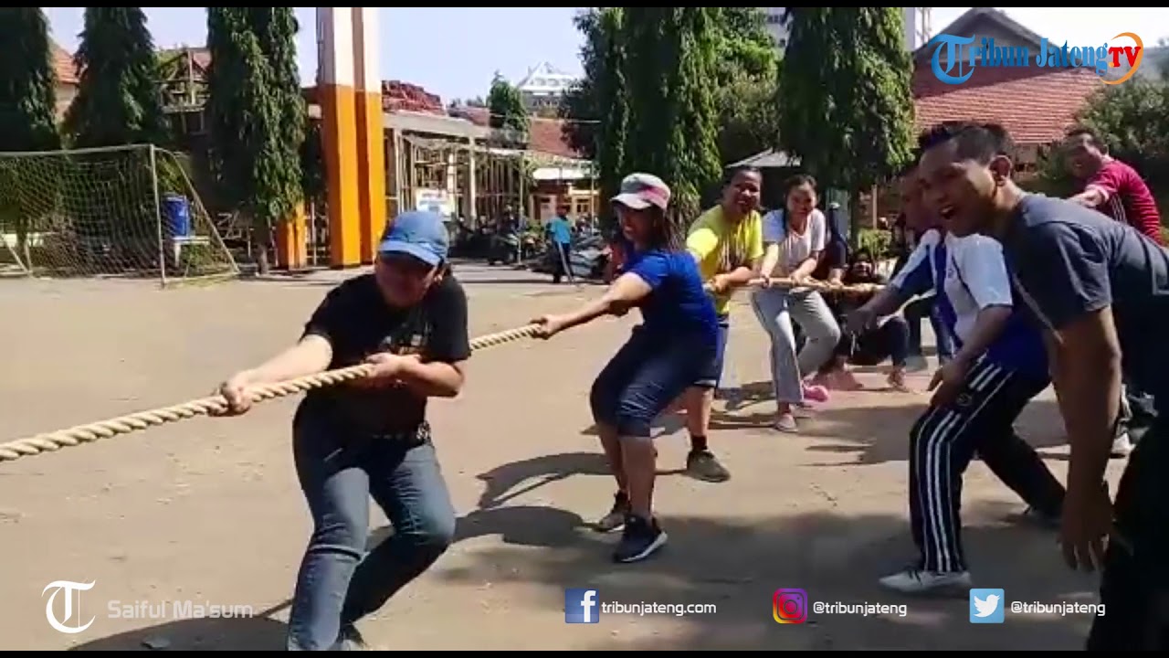 Keseruan Lomba Tarik Tambang dan Badminton Oetama Cup - Tribun Video