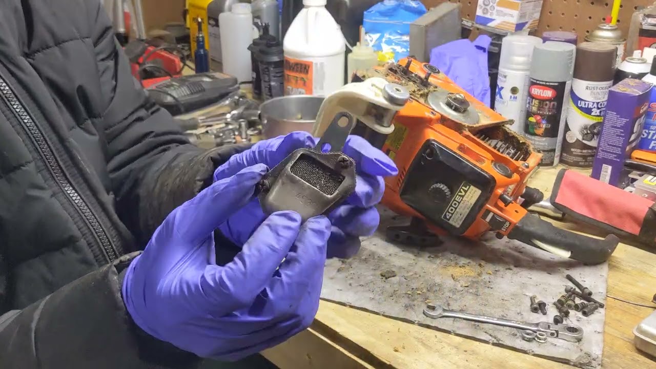 Cleaning the muffler on an old 400 EVL Echo #chainsaw #howto #echo #farmlife #mechanic 