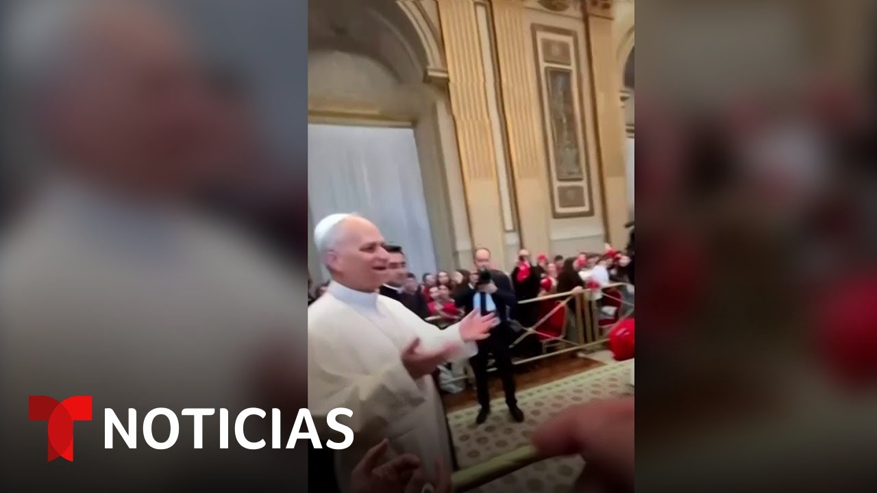 Estos niños le enseñaron al papa a realizar un gesto viral con las manos | Noticias Telemundo