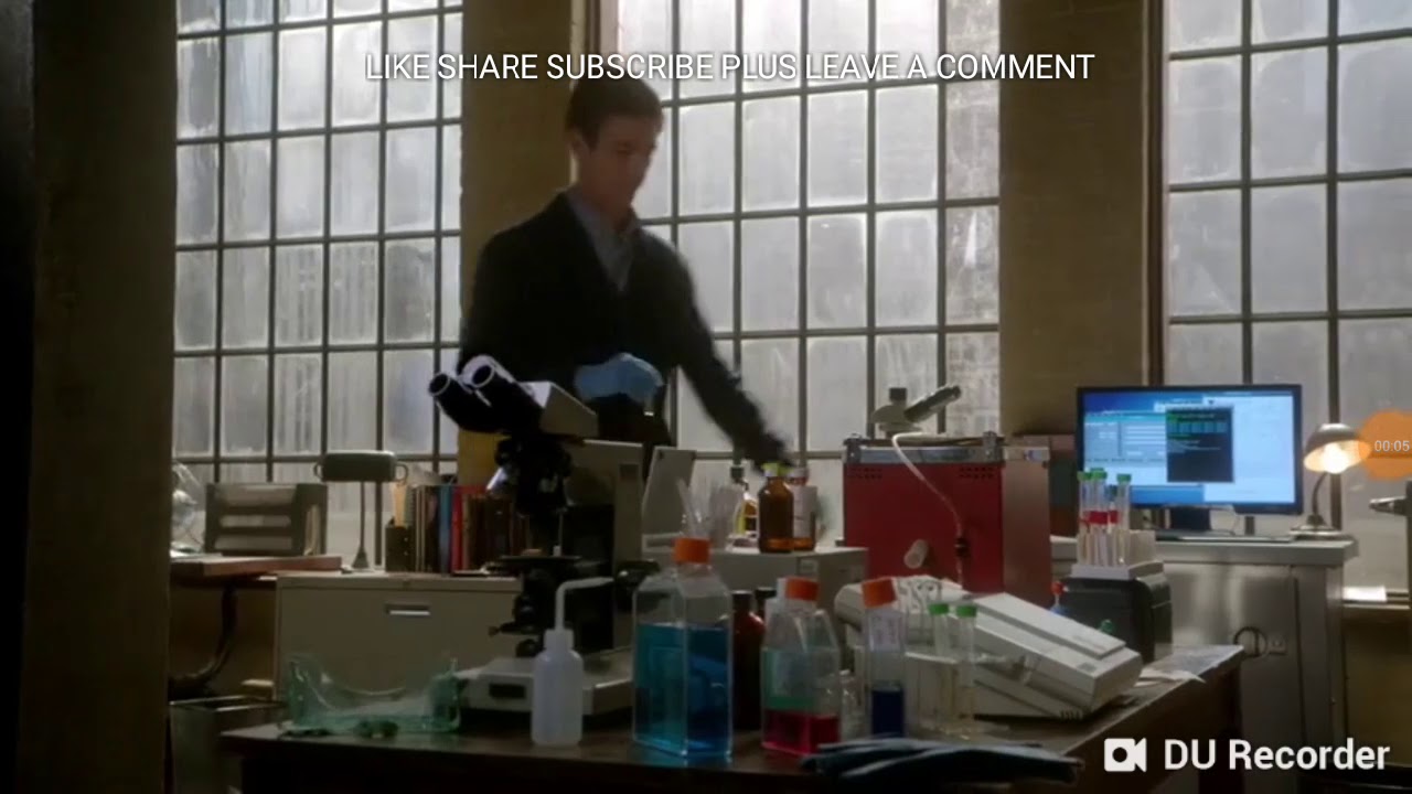 The Flash 1x02 Barry uses his powers at work