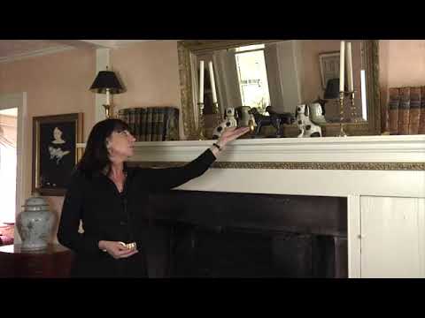 How to Decorate a Mantel With a Mirror