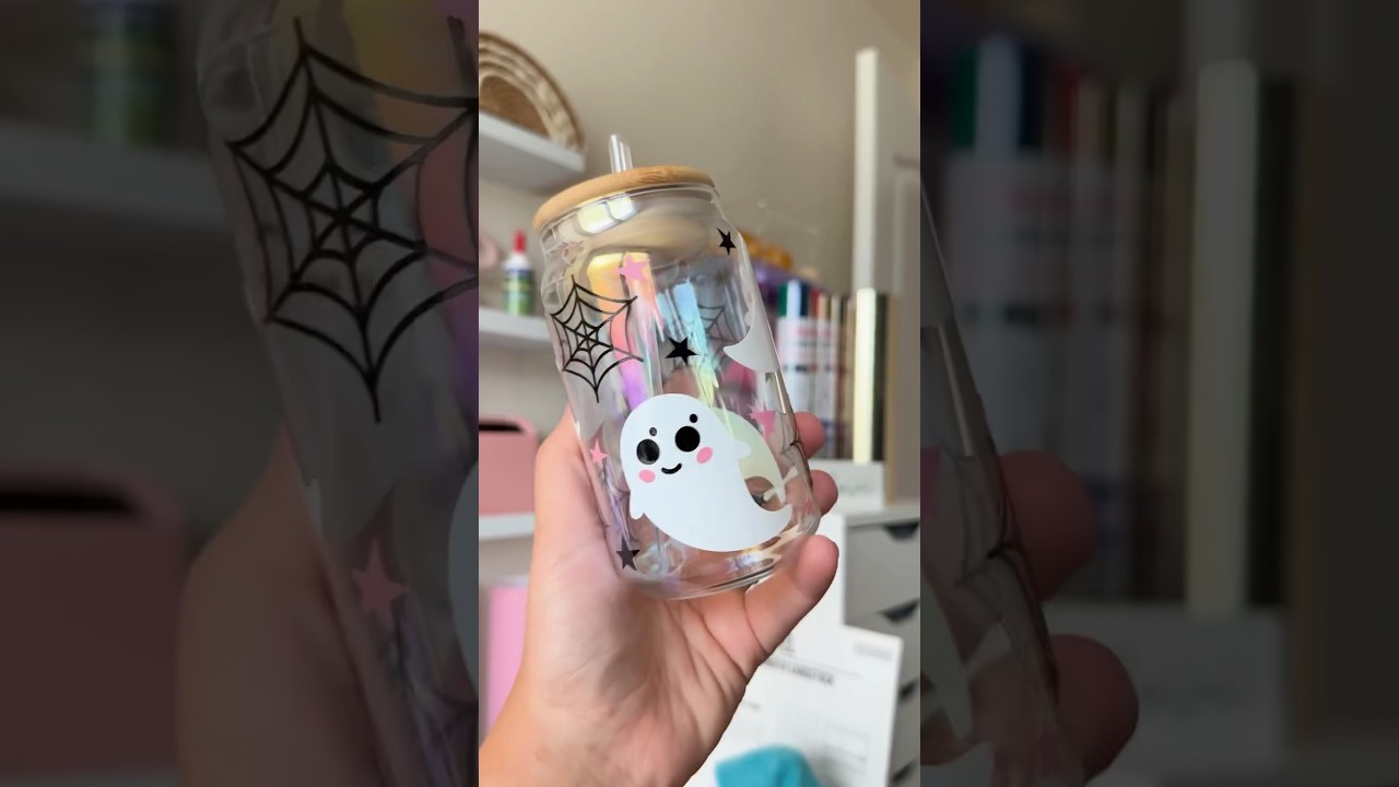 👻Check out this boo-tiful glass can featuring adorable ghost designs perfect for Halloween vibes!🎃