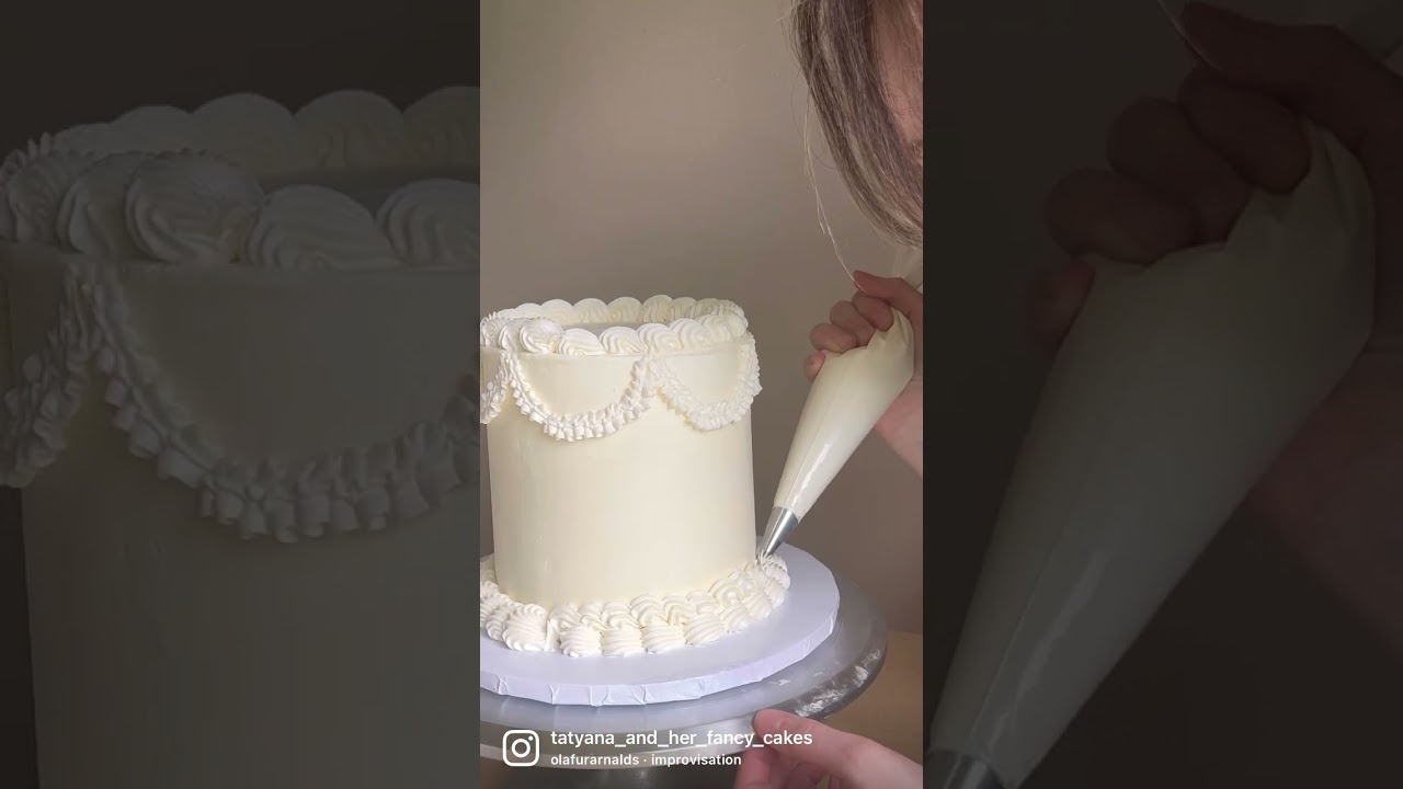 Decorate this vintage Lambeth style piped cake! #cakedecorating