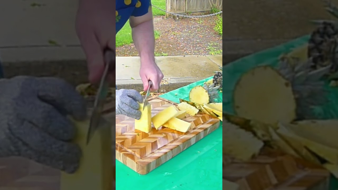 Fastest time to peel and slice a pineapple 🔪🍍 17.85 seconds by Rich Ellenson 🇺🇸