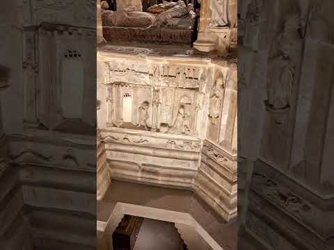 Le gisant du saint en élévation du sépulcre