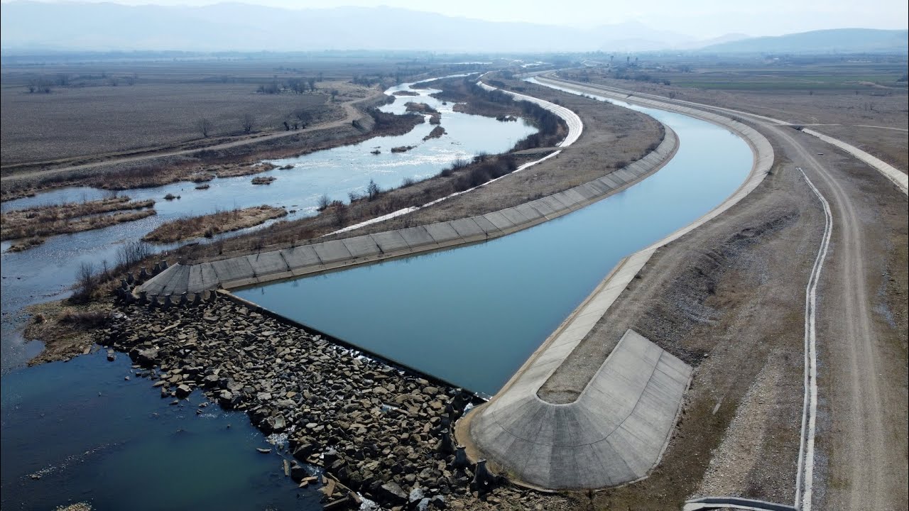 (VIDEO) Pe tărâmul înghițit de acest lac, de pe Râul Strei, ar fi fost ...