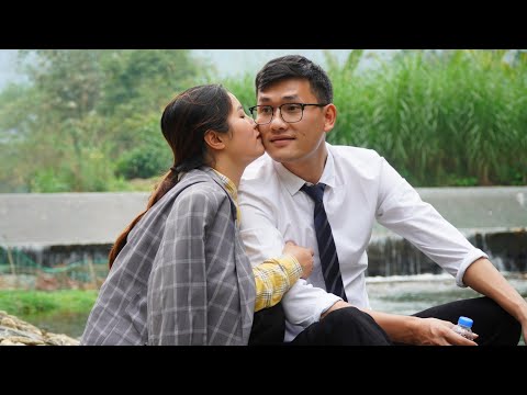 Kind Linda sells goods on the street, while selling she also gives support to CEO Quang