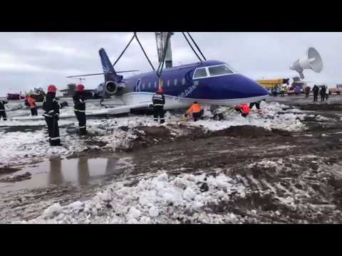 Plane Spirals out of Control on Icy Airport Runway in Moscow - The ...