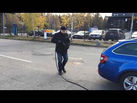 Näin tarkistat rengaspaineet huoltoasemalla