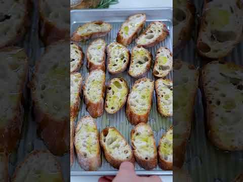 Caramelized Onion & Fig Ricotta Crostini I Fall Harvest Dinner Party #crostini #appetizers