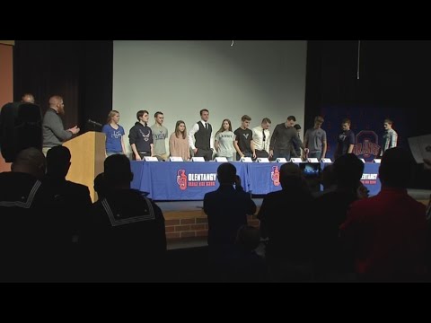 Community shows appreciation for students joining military after graduation