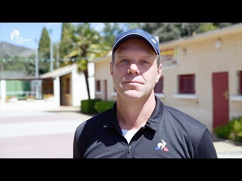 How do tennis tournaments work in France?
