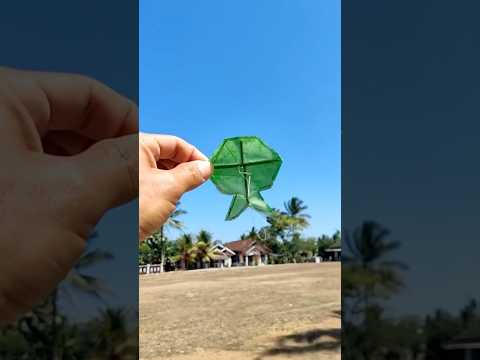 Proses membuat layangan gapangan terkecil di dunia