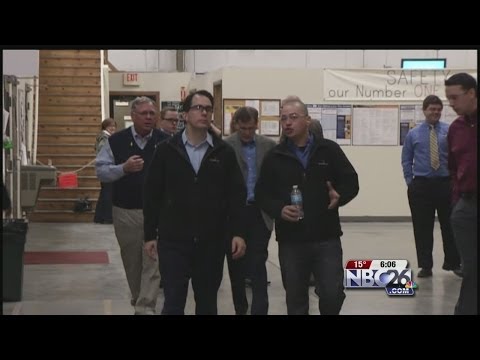 Gov. Walker emphasizes manufacturing at Fox Valley business